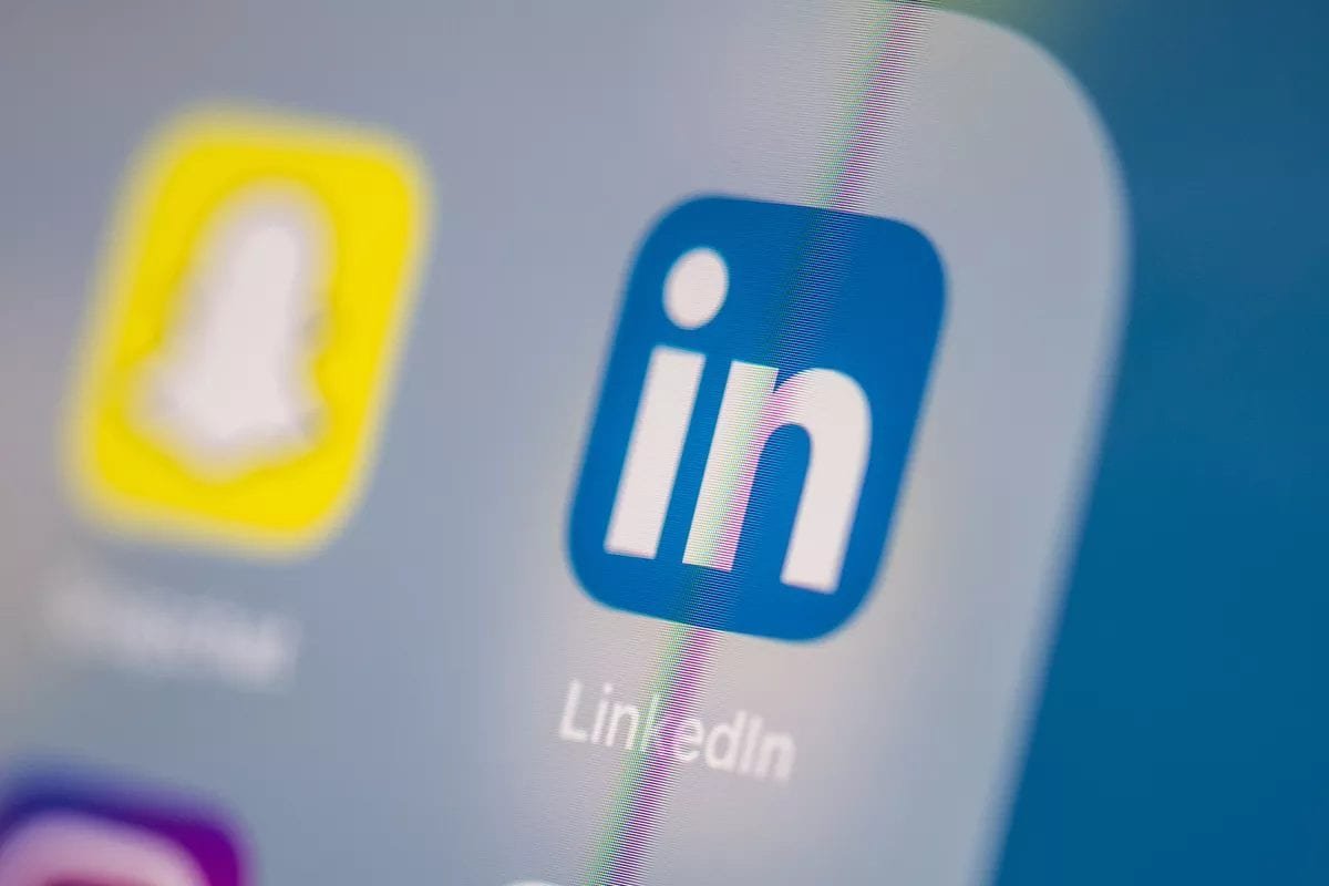 LinkedIn is experimenting a vertical video feed that looks like TikTok ...